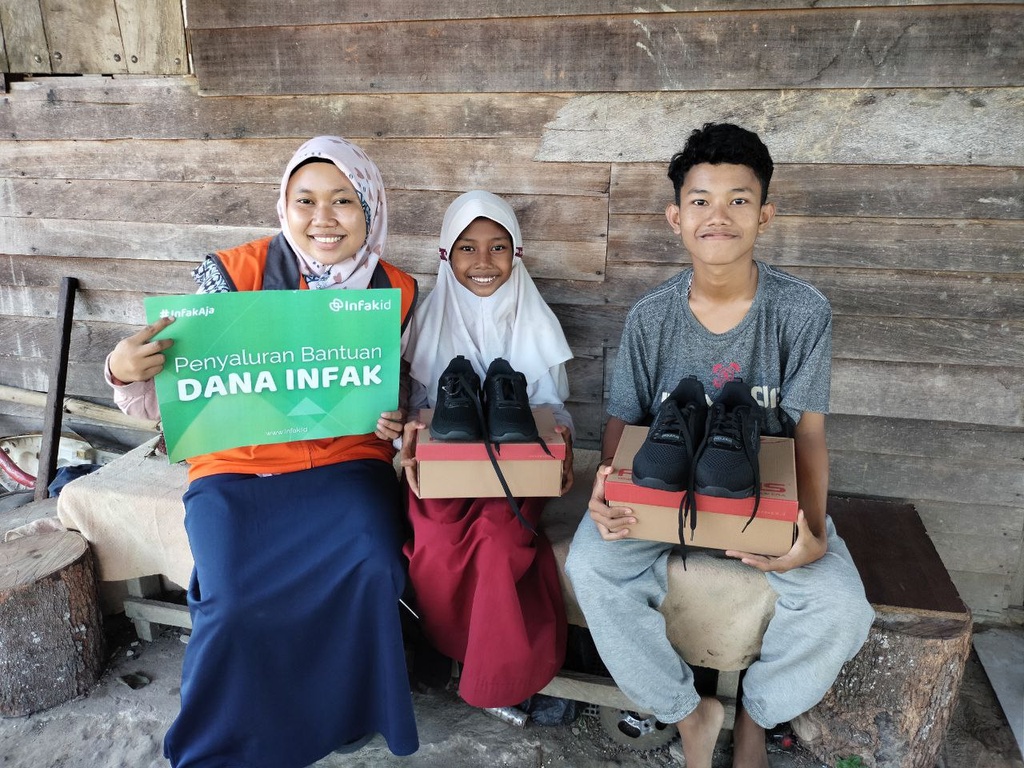 MELALUI PROGRAM PENDIDIKAN, RUMAH ZAKAT BANTU RIZKY MILIKI SERAGAM DAN ...