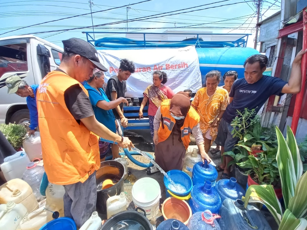 RUMAH ZAKAT SALURKAN BANTUAN AIR BERSIH UNTUK MASYARAKAT TERDAMPAK KEKERINGAN DI MAKASSAR ...