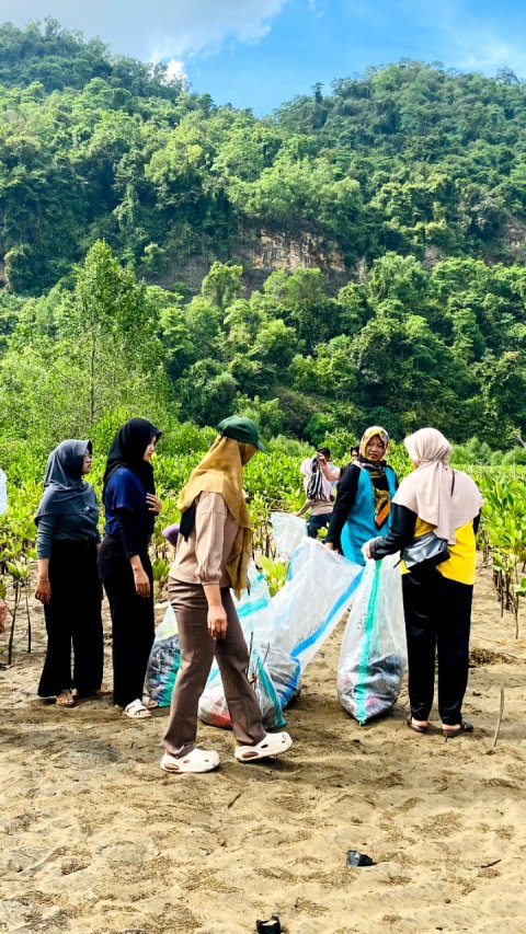 Bersih Pantai Pacitan: Destana Kembang dan Rumah Zakat Gelar Aksi Jaga ...